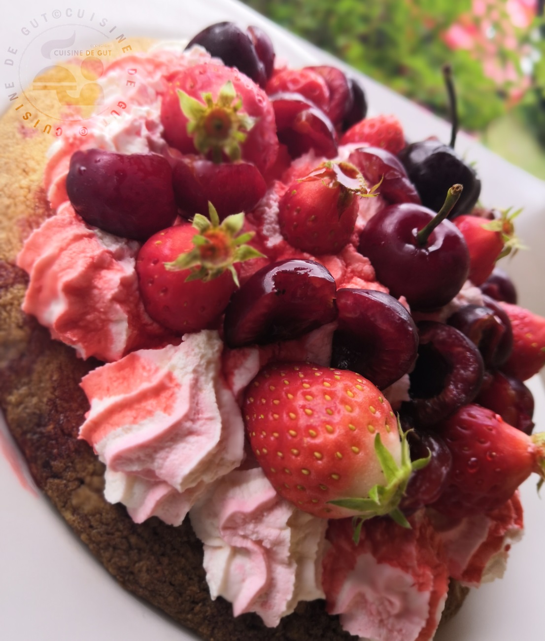 Tarte aux fraises et cerises sur sablé breton chantilly grenadine ...