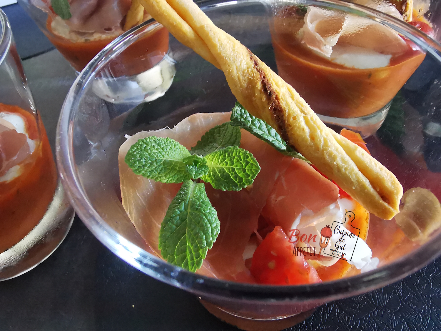 Compotée de tomates au thym, fromage frais au pesto et chiffonnade de ...